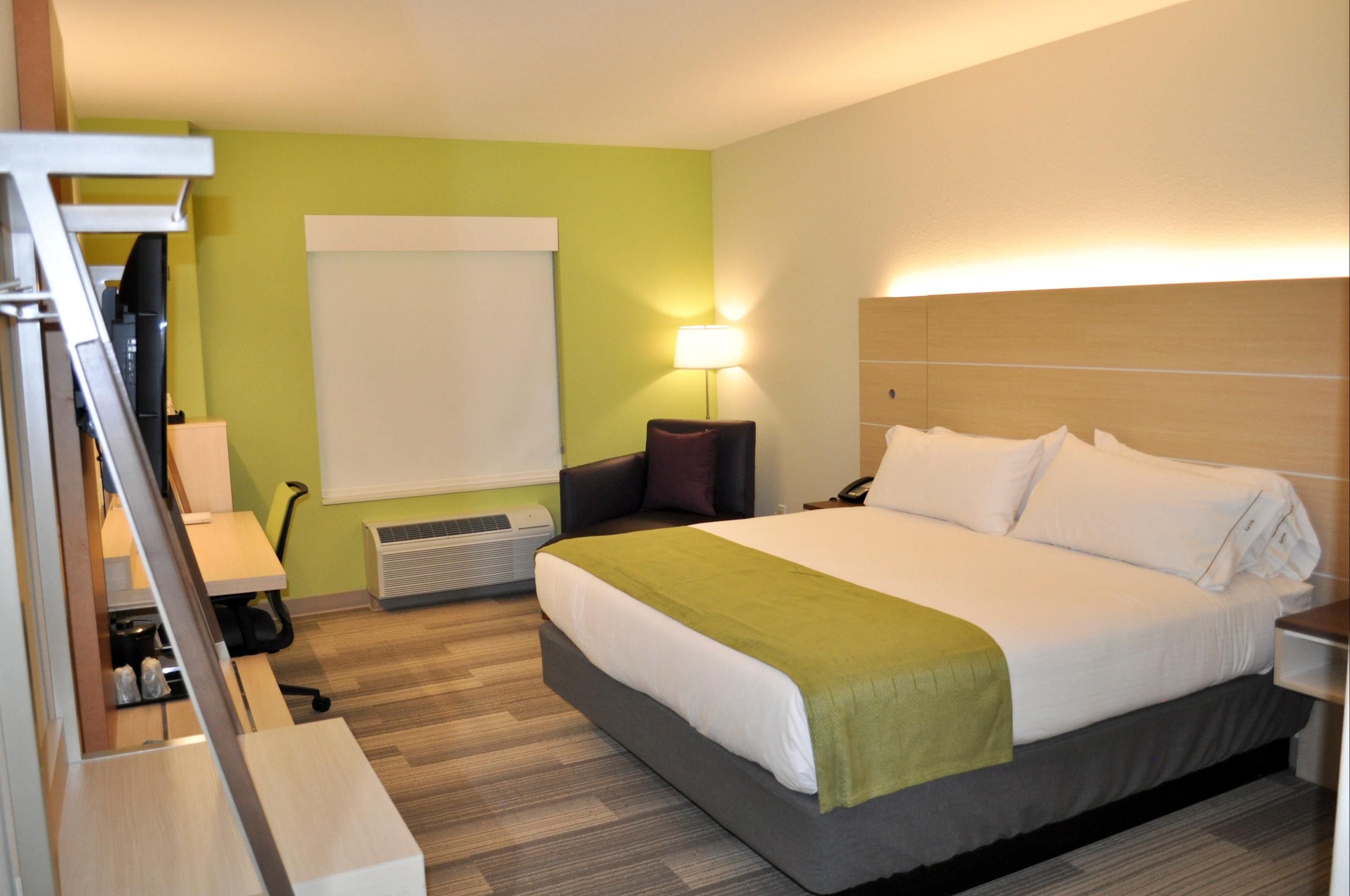 Holiday Inn Express & Suites Price $117 ($̶1̶3̶6̶). Price Hotel Deals ...