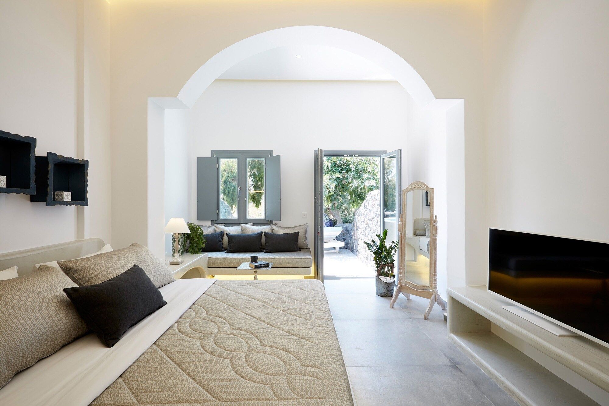 Amara Suites Santorini | Greece - Venue Report