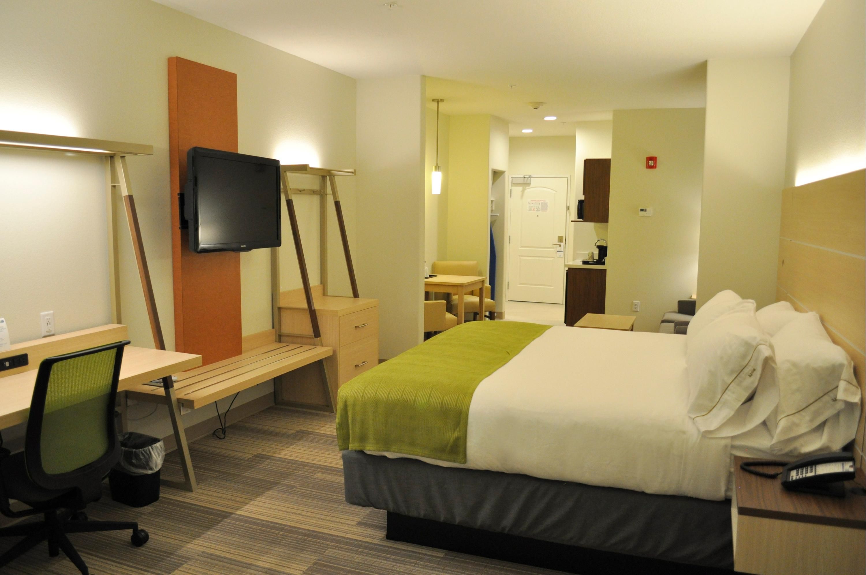 Holiday Inn Express & Suites Price $117 ($̶1̶3̶6̶). Price Hotel Deals ...