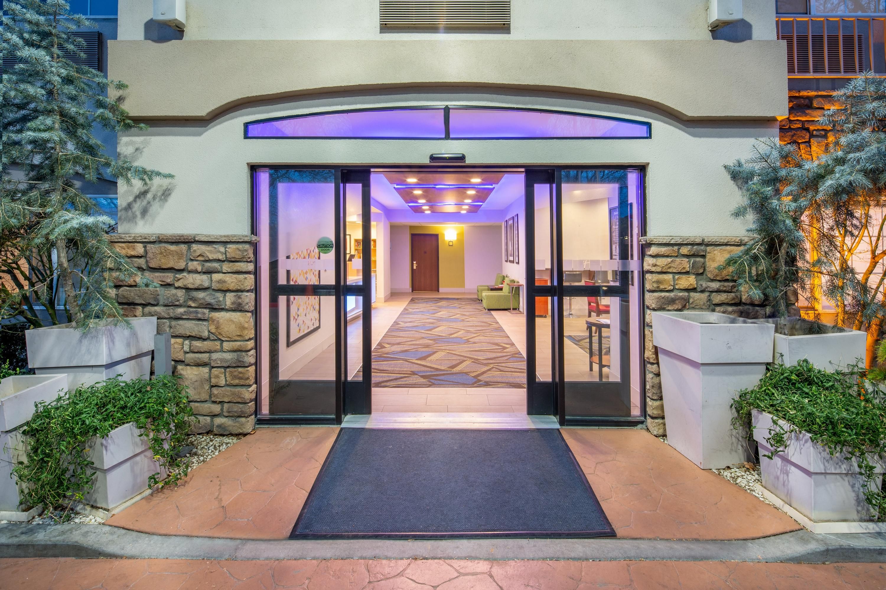 Holiday Inn Express Hotel & Suites Bishop, An Ihg Hotel $217 ($̶2̶8̶5̶ ...