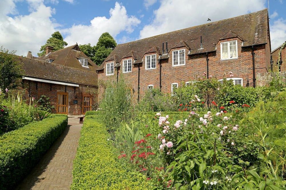 Stable Courtyard Bedrooms At Leeds Castle | Maidstone, England, United ...