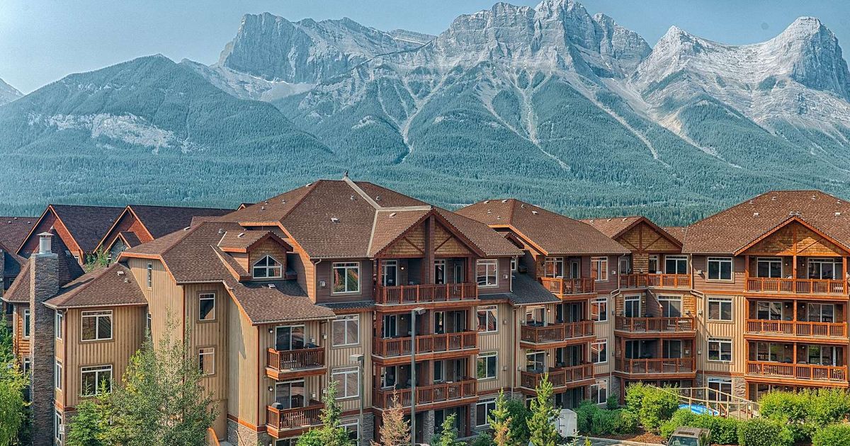 Falcon Crest Lodge £84. Canmore Hotel Deals & Reviews - KAYAK