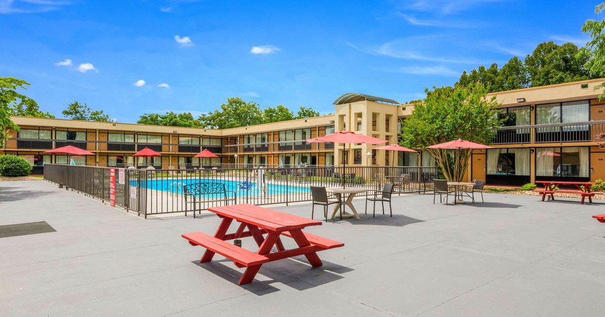Quality Inn Roanoke Airport from $63. Roanoke Hotel Deals & Reviews - KAYAK