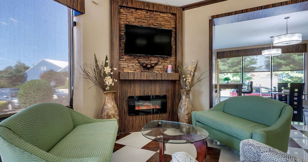 Comfort Inn Edgewater on Hudson River from $2. Edgewater Hotel Deals ...