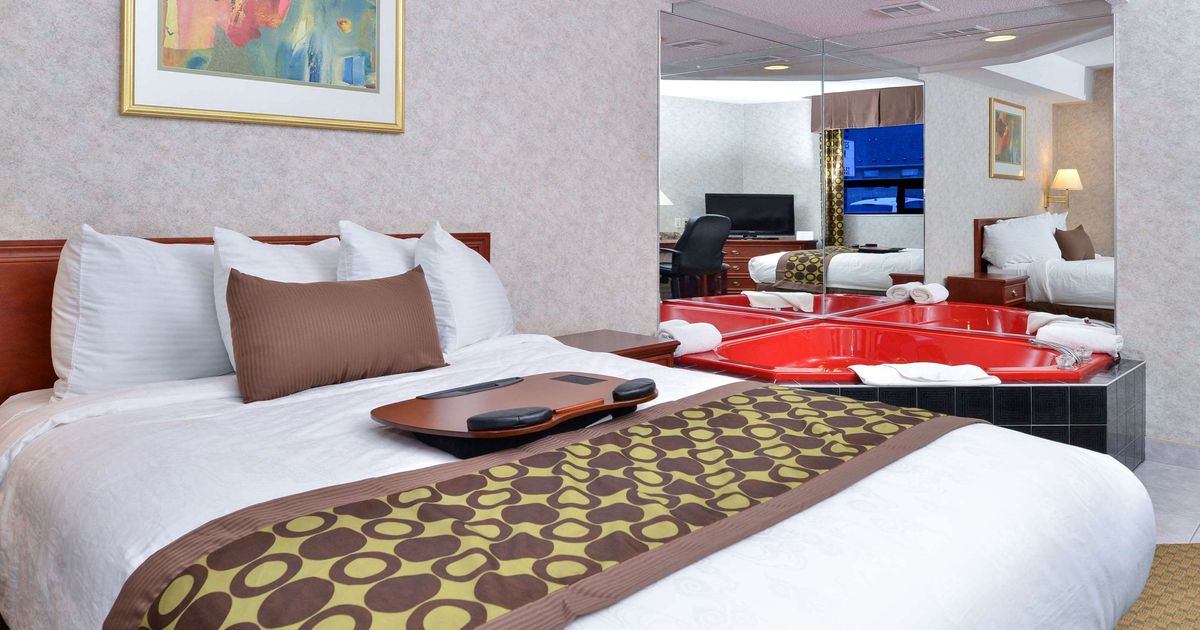 Lexington Inn & Suites-Windsor £40. Windsor Hotel Deals & Reviews - KAYAK