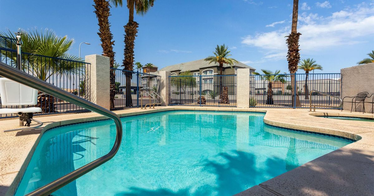 Days Inn by Wyndham Phoenix West £48. Phoenix Hotel Deals & Reviews - KAYAK