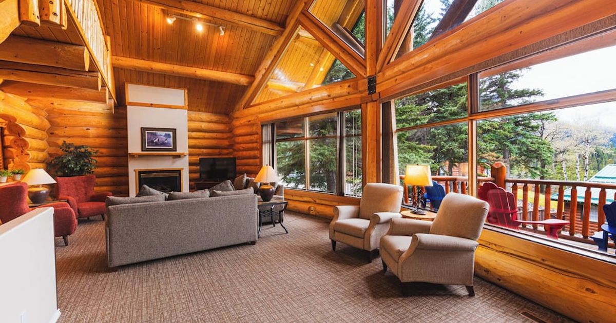 Overlander Mountain Lodge from $103. Hinton Hotel Deals & Reviews - KAYAK
