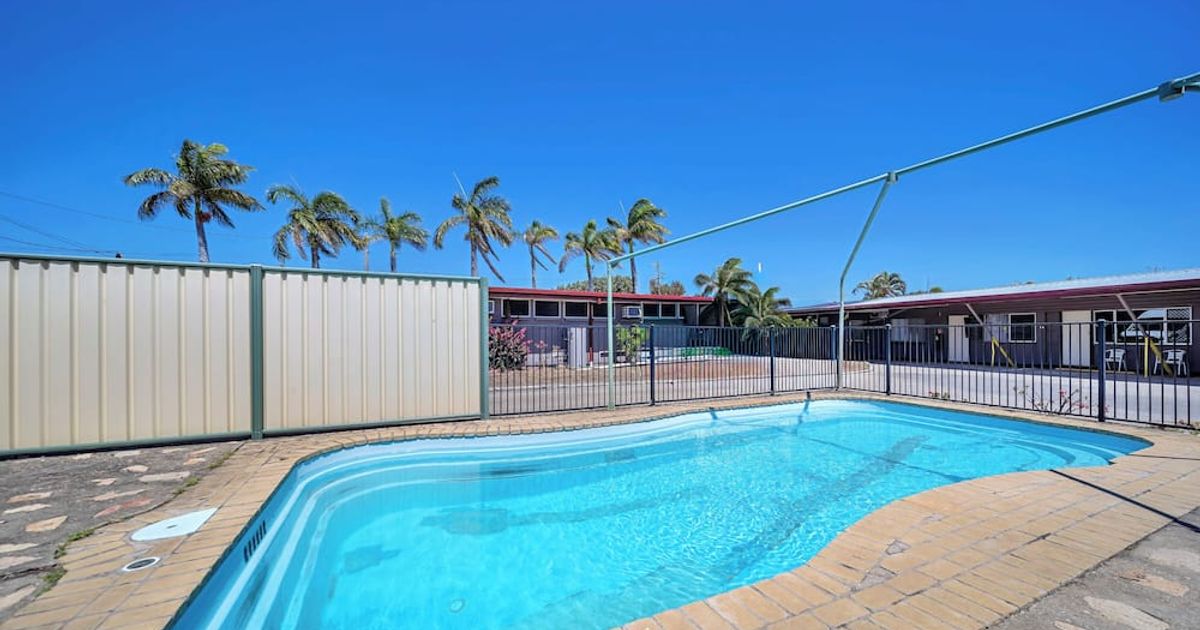 Pearly Shell Motel $110. Bowen Hotel Deals & Reviews - KAYAK