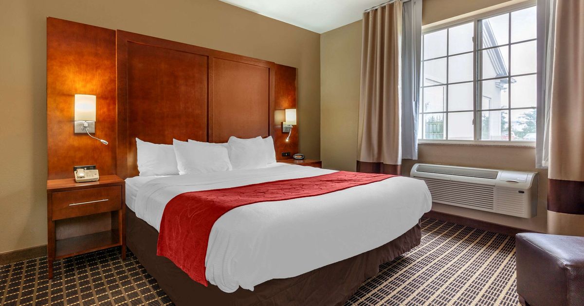 Comfort Suites Delavan - Lake Geneva Area £54. Delavan Hotel Deals ...