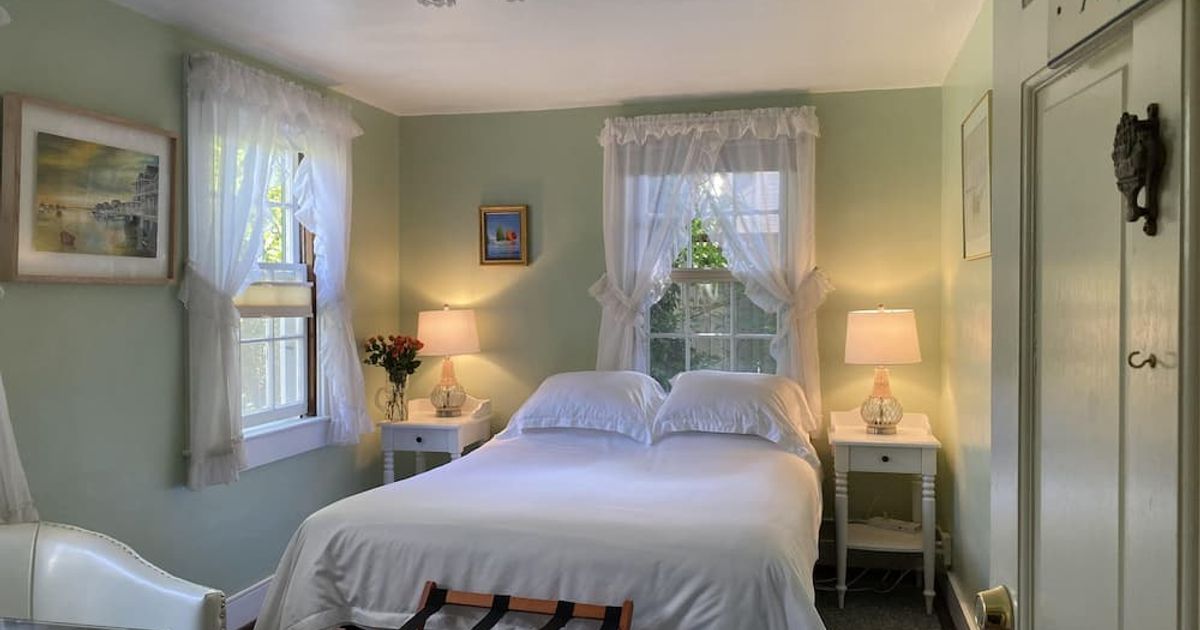 The Barnacle Inn from $279. Nantucket Hotel Deals & Reviews - KAYAK