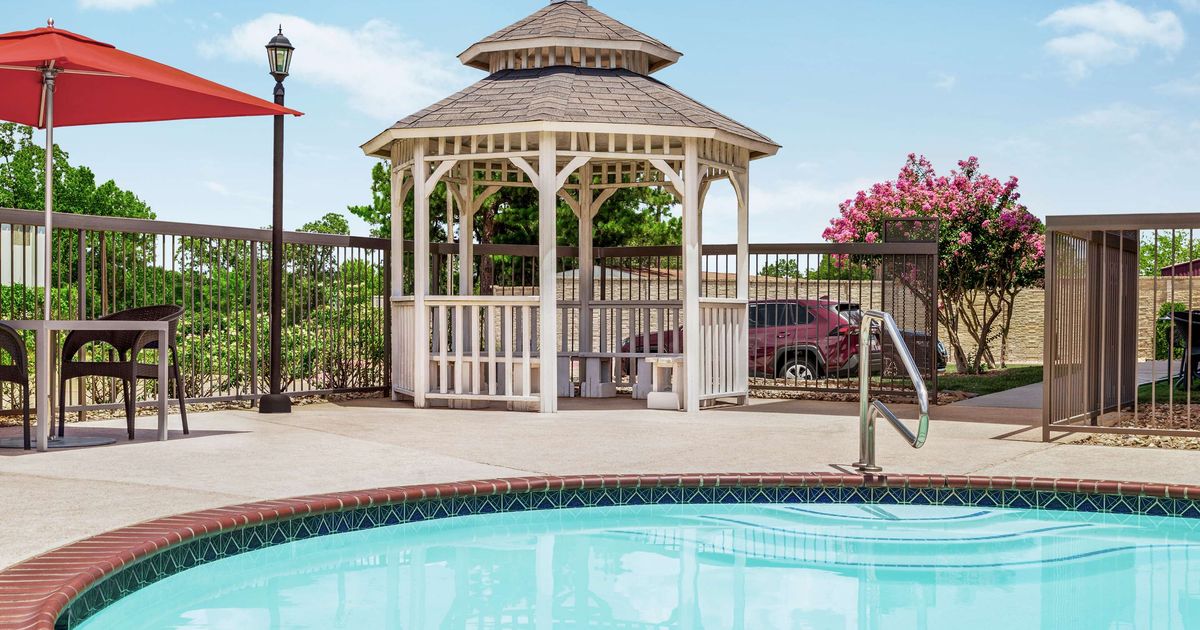 Hampton Inn Paris £84. Paris Hotel Deals & Reviews - KAYAK