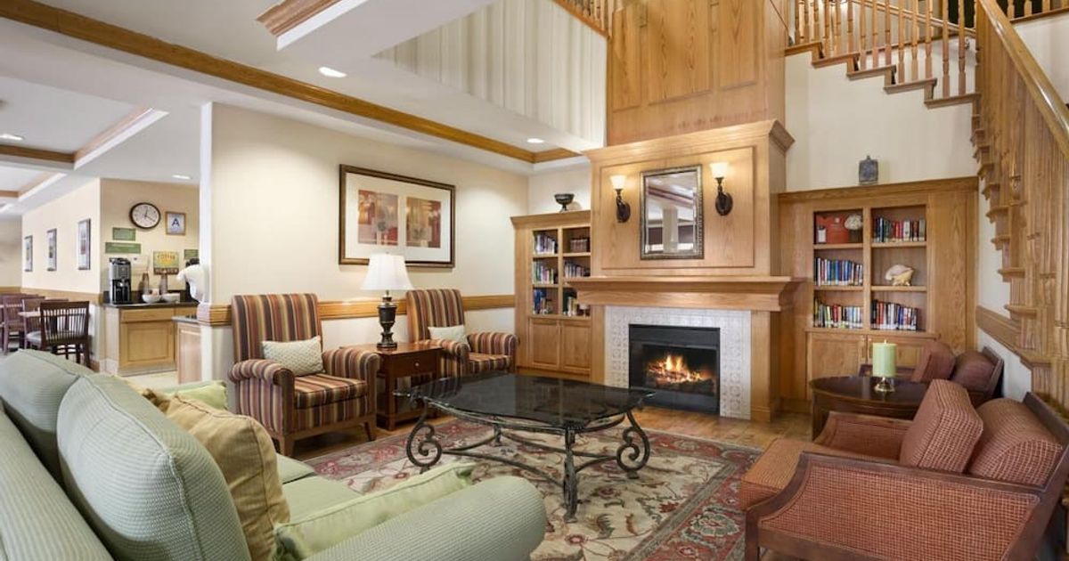 Holiday Inn & Suites Barstow By IHG from $91. Barstow Hotel Deals ...