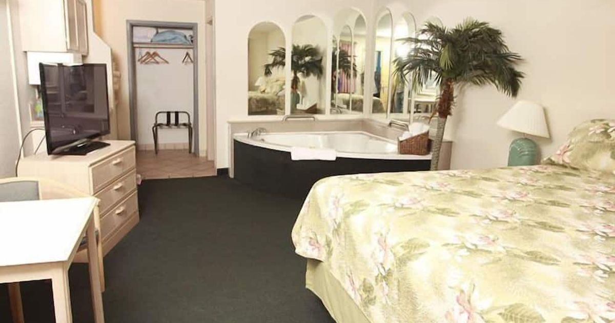 Beachfront Resort from $85. Port Clinton Hotel Deals & Reviews - KAYAK