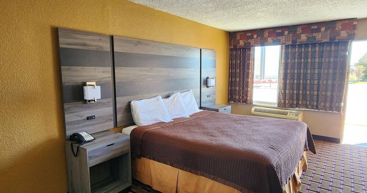 Super 7 Inn from $58. Midland Hotel Deals & Reviews - KAYAK