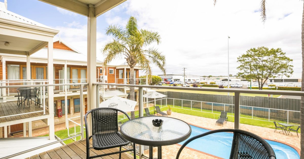 Nightcap at the Ship Inn $170. Busselton Hotel Deals & Reviews - KAYAK