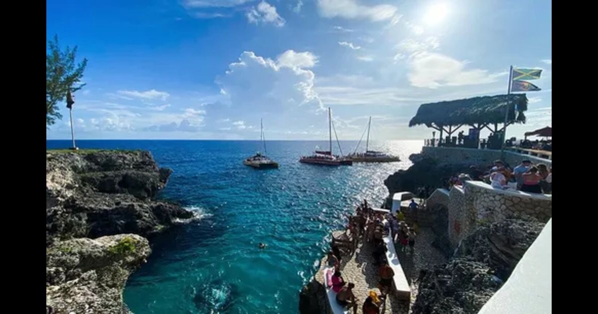 Charela Inn in Negril, Jamaica from $128: Deals, Reviews, Photos | momondo