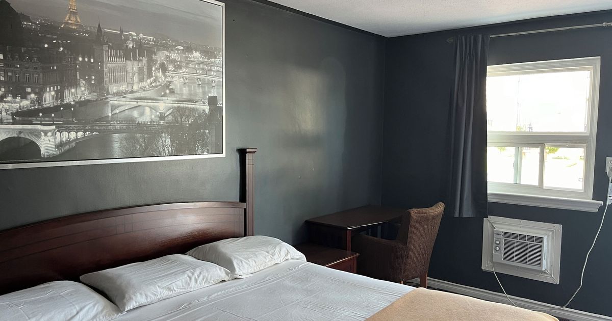 East Court Motel £35. Sarnia Hotel Deals & Reviews - KAYAK