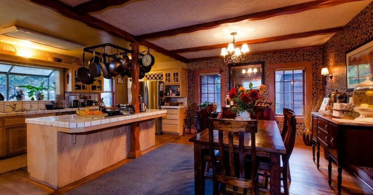 Strawberry Valley Inn $113. Mount Shasta Hotel Deals & Reviews - KAYAK
