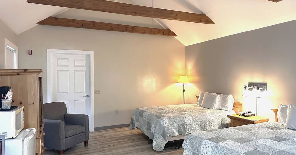 Spruce Lane Lodge And Cottages from $87. Smoketown Hotel Deals ...