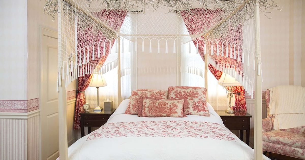 Daniel Stebbins B and B from $334. South Hadley Hotel Deals & Reviews ...