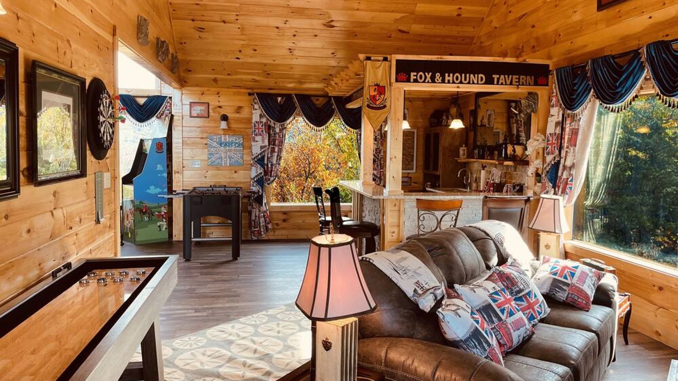 PromoPanoramic 360 view-Hot tub-Hogwarts Dorm-MardiGras Bar-themed ...