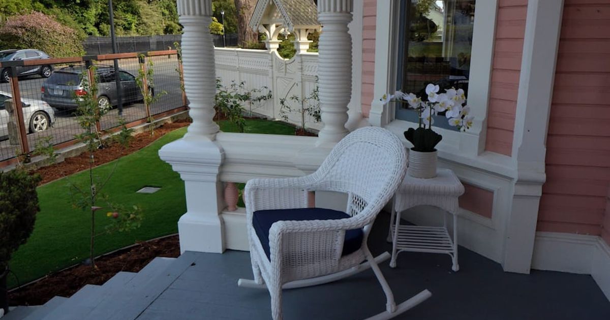 Pinc Lady Mansion from $99. Eureka Hotel Deals & Reviews - KAYAK