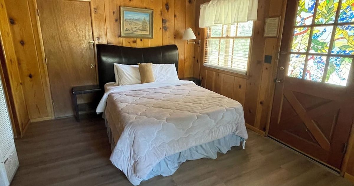 Mountain View Motel & Cabins from $137. Wrightwood Hotel Deals ...