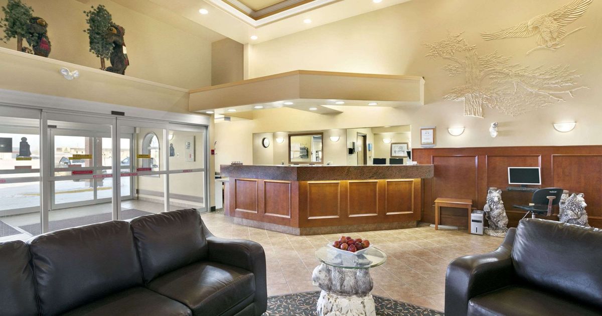 Super 8 by Wyndham High Level AB £82. High Level Hotel Deals & Reviews ...