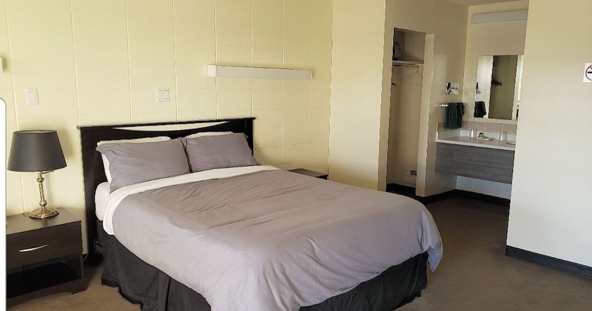 Sidetrax Inn from $68. Beaverlodge Hotel Deals & Reviews - KAYAK