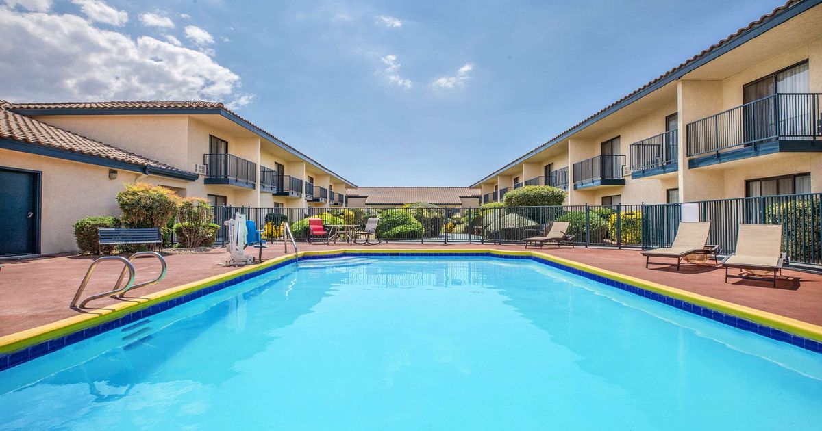 Baymont by Wyndham Tehachapi from $99. Tehachapi Hotel Deals & Reviews ...