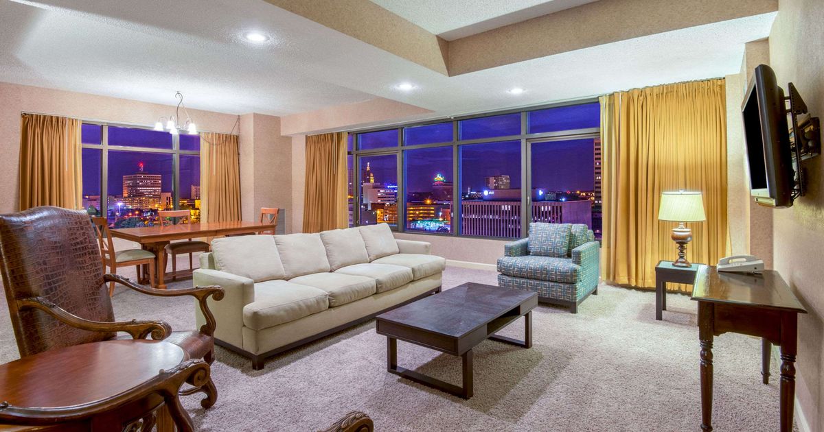 Ramada by Wyndham Topeka Downtown Hotel & Convention Center desde ...