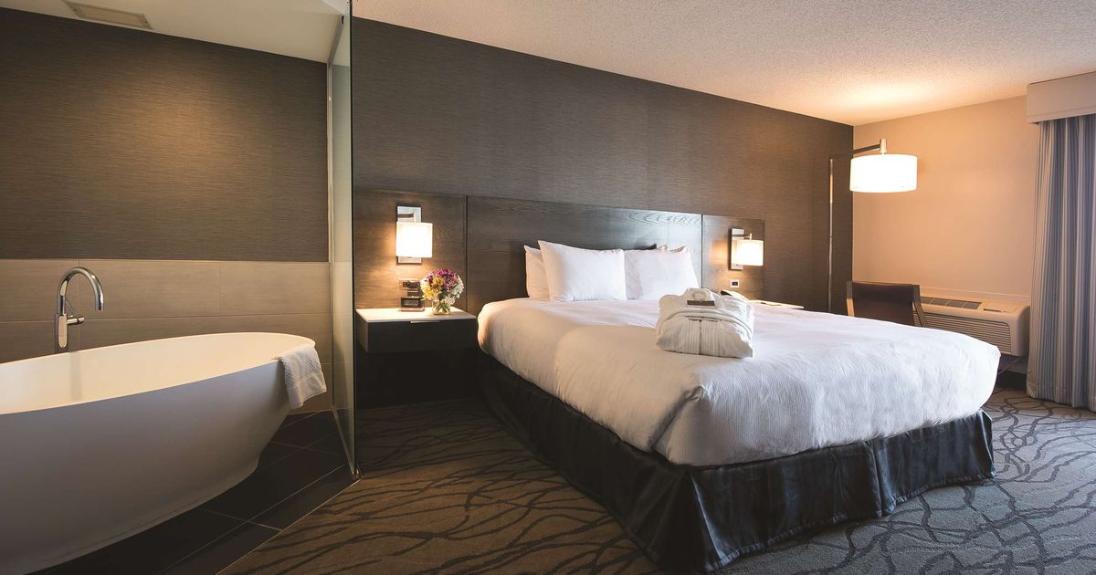 DoubleTree by Hilton Racine Harbourwalk, Racine | HotelsCombined