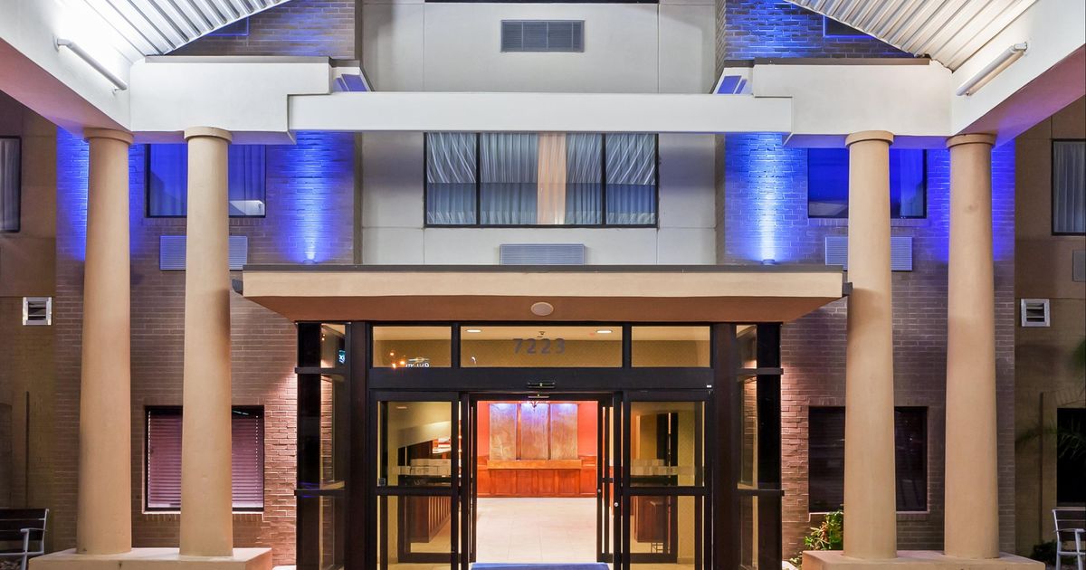 Holiday Inn Express & Suites Laredo-Event Center Area, Laredo ...