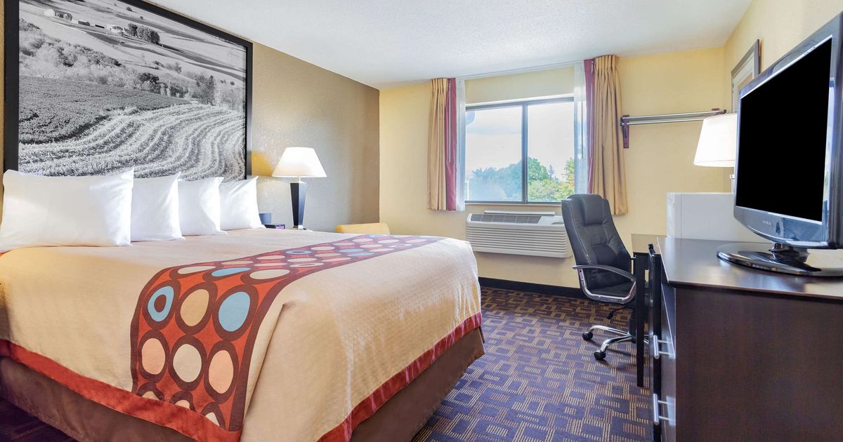 Super 8 by Wyndham Decorah from $59. Decorah Hotel Deals & Reviews - KAYAK