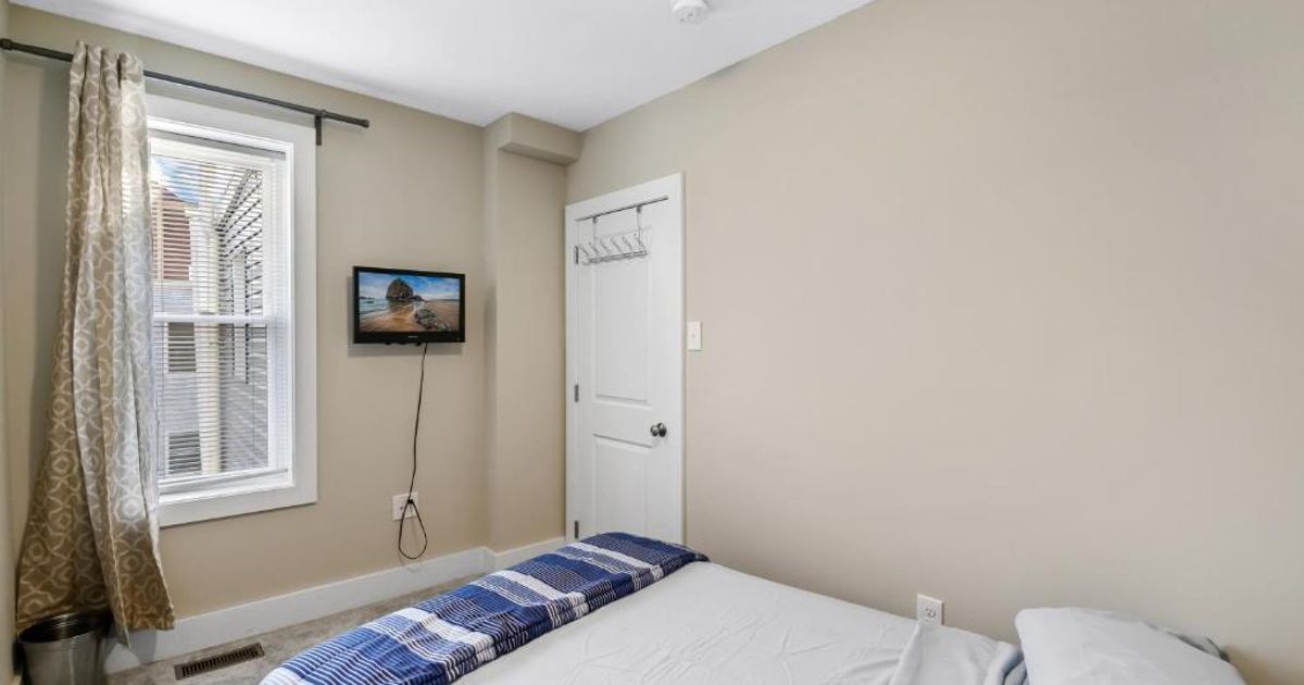Luxury Rooms near Temple U, Drexel, UPenn, and the MET from $72 ...