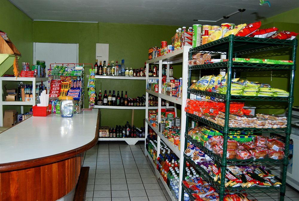 Top Mart Store, Saint James (+1 876-952-6647)