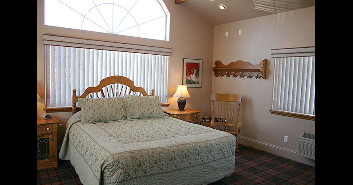 Hi-Lo Motel, Cafe and RV Park in Weed, the United States from $83 ...